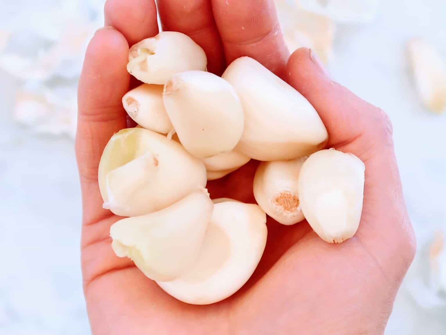 How To Peel Garlic - Best Easy & Fast Ways + How To Chop And Store It ...